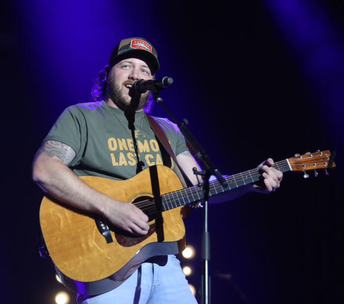 Matt Lang séduit la foule lors du concert inaugural du Festivent